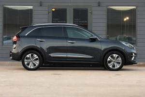 Grey Kia Niro 2020 in Jelgava, with an engine capacity of 0.10 L and mileage of 35 thousand km for 23850 €, photo 16 on AUTOMOTO.COM.LV