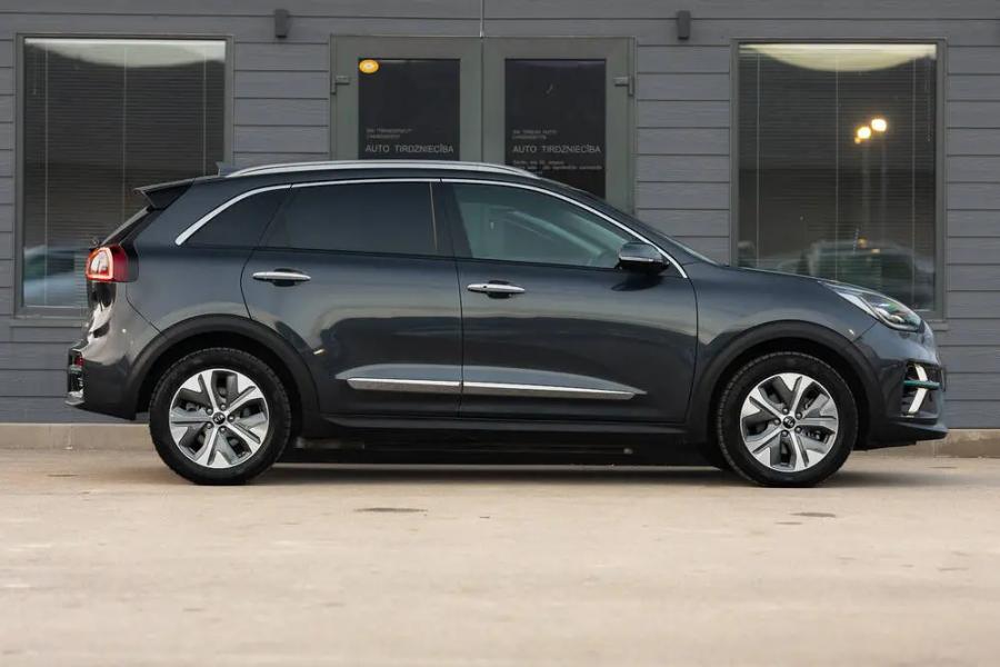 Grey Kia Niro 2020 in Jelgava, with an engine capacity of 0.10 L and mileage of 35 thousand km for 23850 €, photo 16 on AUTOMOTO.COM.LV