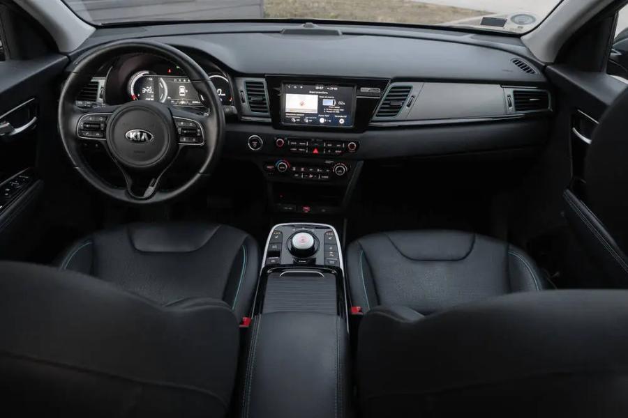 Grey Kia Niro 2020 in Jelgava, with an engine capacity of 0.10 L and mileage of 35 thousand km for 23850 €, photo 17 on AUTOMOTO.COM.LV