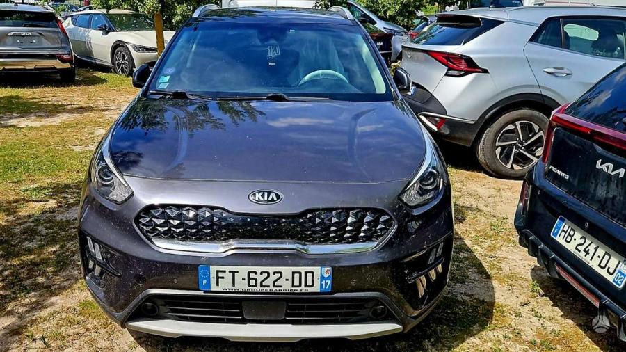 Grey Kia Niro 2020 in Klaipeda, with an engine capacity of 1.58 L and mileage of 188 thousand km for 11800 €, photo 1 on AUTOMOTO.COM.LV