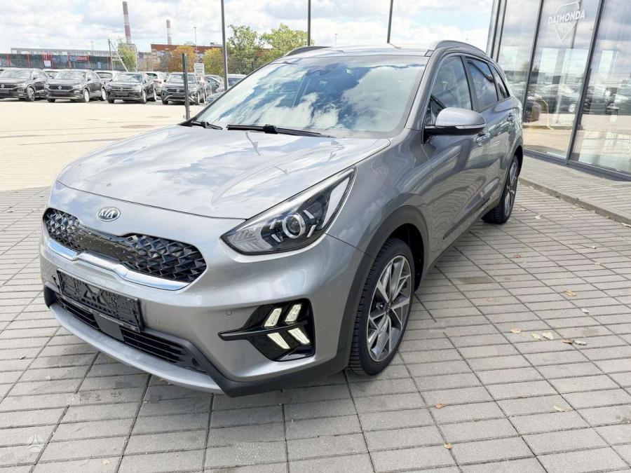 Grey Kia Niro 2020 in Kaunas, with an engine capacity of 1.59 L and mileage of 232 thousand km for 12900 €, photo 1 on AUTOMOTO.COM.LV