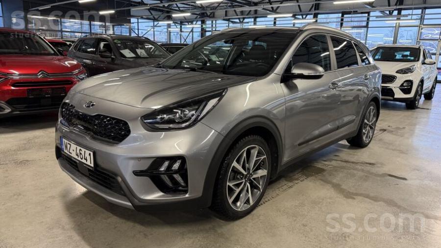 Grey Kia Niro 2021 in Riga, with an engine capacity of 1.60 L and mileage of 93 thousand km for 17900 €, photo 1 on AUTOMOTO.COM.LV
