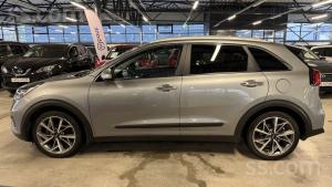 Grey Kia Niro 2021 in Riga, with an engine capacity of 1.60 L and mileage of 93 thousand km for 17900 €, photo 2 on AUTOMOTO.COM.LV