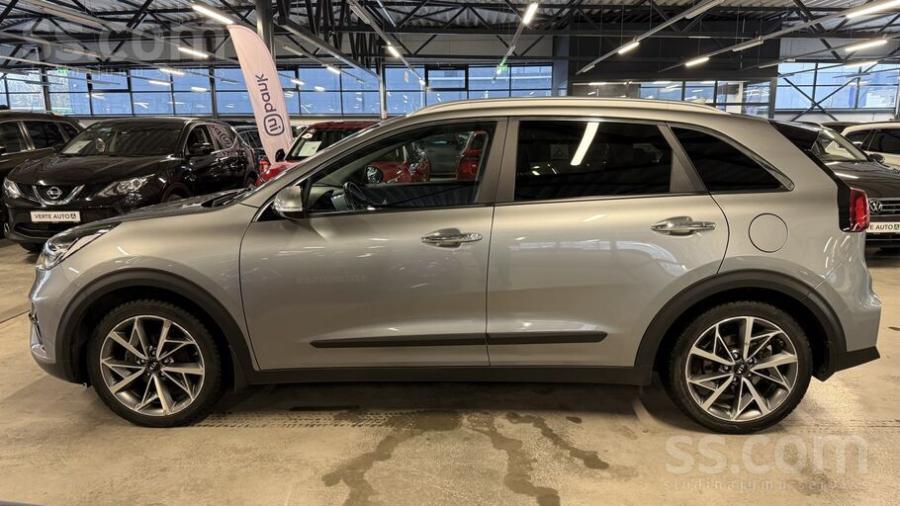Grey Kia Niro 2021 in Riga, with an engine capacity of 1.60 L and mileage of 93 thousand km for 17900 €, photo 2 on AUTOMOTO.COM.LV