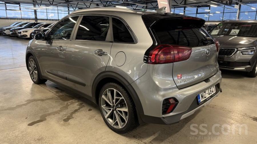 Grey Kia Niro 2021 in Riga, with an engine capacity of 1.60 L and mileage of 93 thousand km for 17900 €, photo 3 on AUTOMOTO.COM.LV