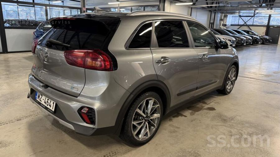 Grey Kia Niro 2021 in Riga, with an engine capacity of 1.60 L and mileage of 93 thousand km for 17900 €, photo 4 on AUTOMOTO.COM.LV