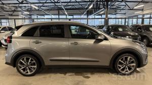 Grey Kia Niro 2021 in Riga, with an engine capacity of 1.60 L and mileage of 93 thousand km for 17900 €, photo 5 on AUTOMOTO.COM.LV