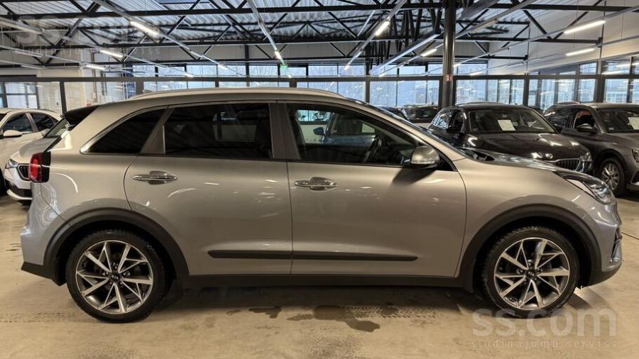 Grey Kia Niro 2021 in Riga, with an engine capacity of 1.60 L and mileage of 93 thousand km for 17900 €, photo 5 on AUTOMOTO.COM.LV
