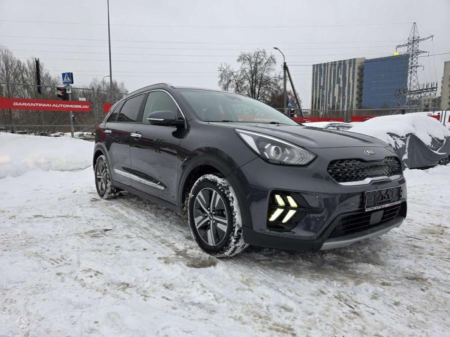 Grey Kia Niro 2021 in Vilnius, with an engine capacity of 1.58 L and mileage of 103 thousand km for 17000 €, photo 1 on AUTOMOTO.COM.LV