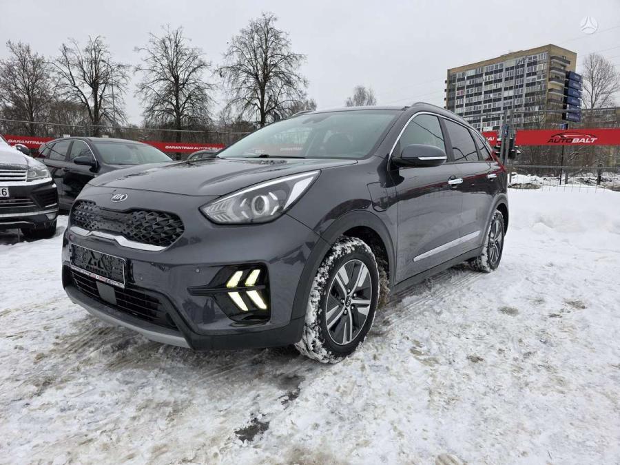 Grey Kia Niro 2021 in Vilnius, with an engine capacity of 1.58 L and mileage of 103 thousand km for 17000 €, photo 2 on AUTOMOTO.COM.LV