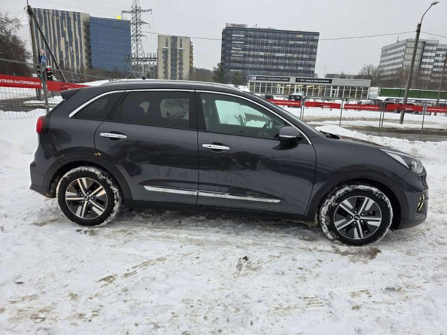 Grey Kia Niro 2021 in Vilnius, with an engine capacity of 1.58 L and mileage of 103 thousand km for 17000 €, photo 5 on AUTOMOTO.COM.LV
