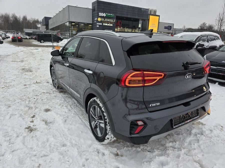 Grey Kia Niro 2021 in Vilnius, with an engine capacity of 1.58 L and mileage of 103 thousand km for 17000 €, photo 7 on AUTOMOTO.COM.LV
