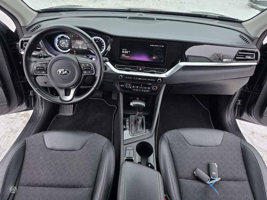 Grey Kia Niro 2021 in Vilnius, with an engine capacity of 1.58 L and mileage of 103 thousand km for 17000 €, photo 21 on AUTOMOTO.COM.LV