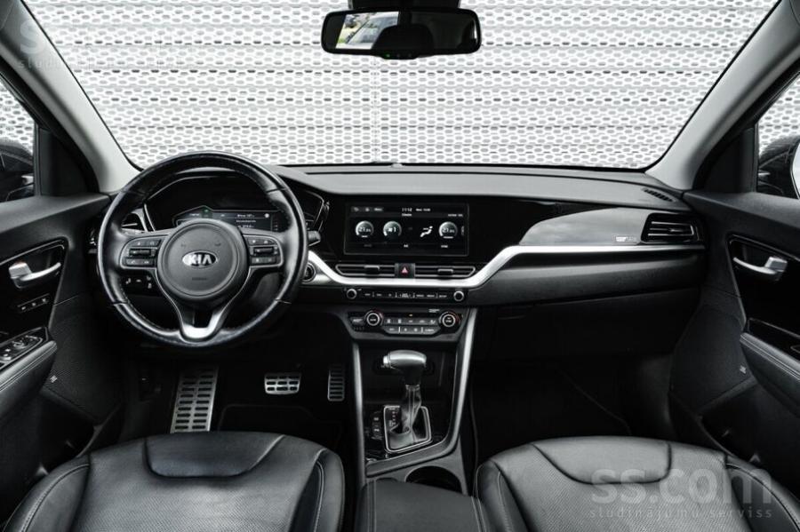 Grey Kia Niro 2021 in Riga, with an engine capacity of 1.60 L and mileage of 59 thousand km for 19850 €, photo 7 on AUTOMOTO.COM.LV