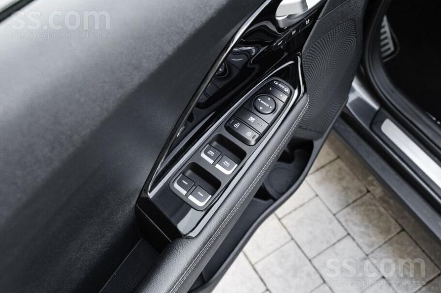 Grey Kia Niro 2021 in Riga, with an engine capacity of 1.60 L and mileage of 59 thousand km for 19850 €, photo 9 on AUTOMOTO.COM.LV