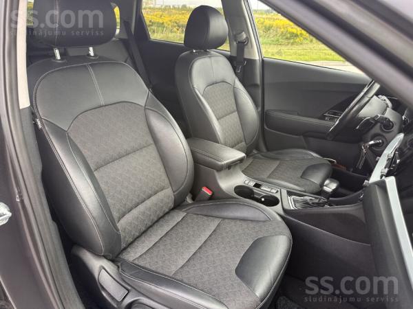 Grey Kia Niro 2021 in Riga, with an engine capacity of 1.60 L and mileage of 65 thousand km for 18000 €, photo 8 on AUTOMOTO.COM.LV