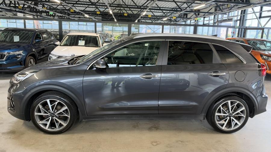 Grey Kia Niro 2021 in Riga, with an engine capacity of 1.60 L and mileage of 121 thousand km for 15900 €, photo 1 on AUTOMOTO.COM.LV