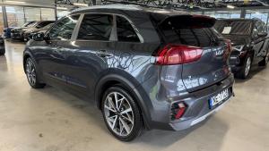 Grey Kia Niro 2021 in Riga, with an engine capacity of 1.60 L and mileage of 121 thousand km for 15900 €, photo 3 on AUTOMOTO.COM.LV