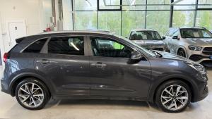 Grey Kia Niro 2021 in Riga, with an engine capacity of 1.60 L and mileage of 121 thousand km for 15900 €, photo 6 on AUTOMOTO.COM.LV
