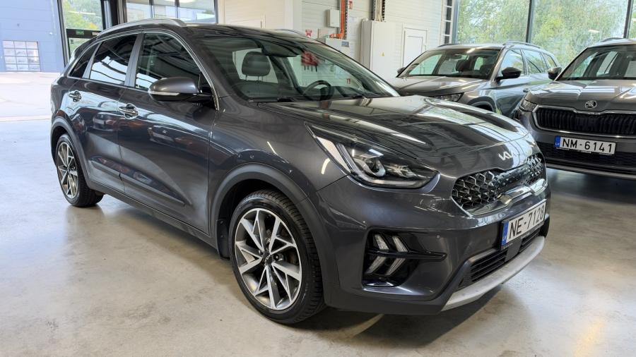 Grey Kia Niro 2021 in Riga, with an engine capacity of 1.60 L and mileage of 121 thousand km for 15900 €, photo 7 on AUTOMOTO.COM.LV
