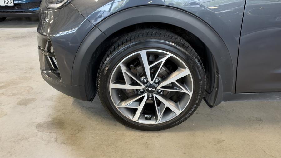Grey Kia Niro 2021 in Riga, with an engine capacity of 1.60 L and mileage of 121 thousand km for 15900 €, photo 9 on AUTOMOTO.COM.LV