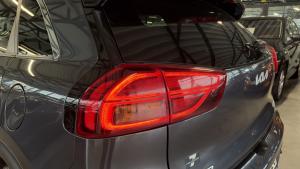 Grey Kia Niro 2021 in Riga, with an engine capacity of 1.60 L and mileage of 121 thousand km for 15900 €, photo 11 on AUTOMOTO.COM.LV