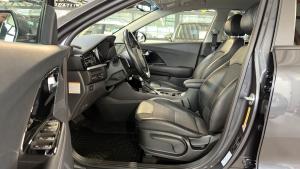 Grey Kia Niro 2021 in Riga, with an engine capacity of 1.60 L and mileage of 121 thousand km for 15900 €, photo 12 on AUTOMOTO.COM.LV