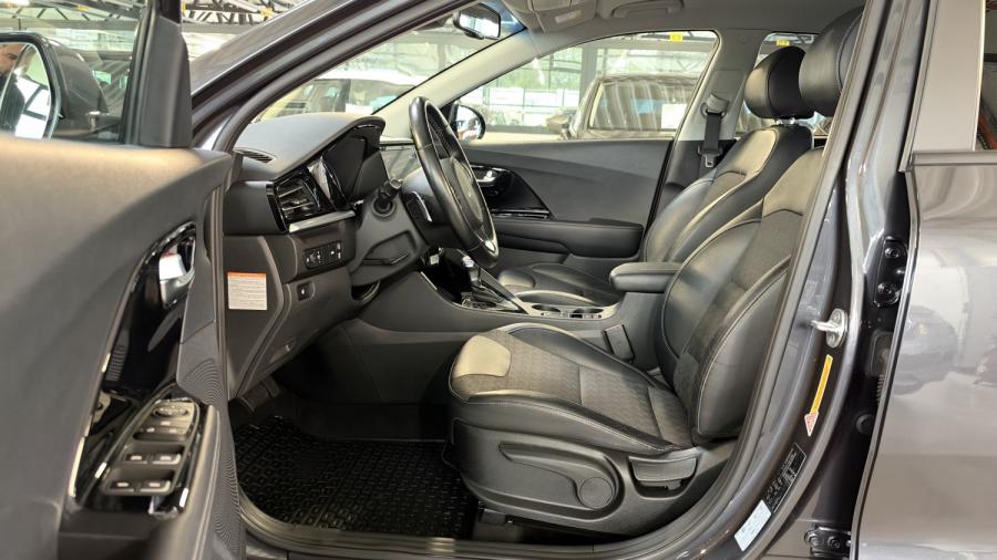Grey Kia Niro 2021 in Riga, with an engine capacity of 1.60 L and mileage of 121 thousand km for 15900 €, photo 12 on AUTOMOTO.COM.LV