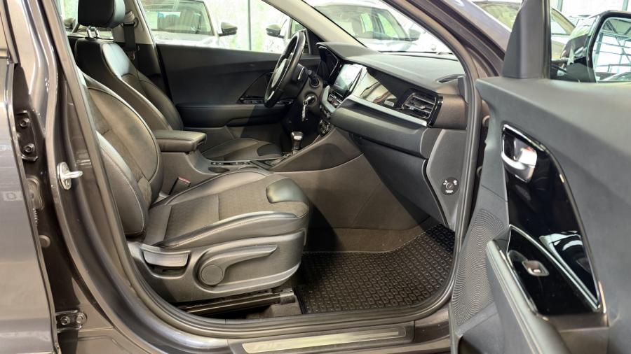 Grey Kia Niro 2021 in Riga, with an engine capacity of 1.60 L and mileage of 121 thousand km for 15900 €, photo 17 on AUTOMOTO.COM.LV