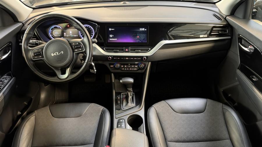 Grey Kia Niro 2021 in Riga, with an engine capacity of 1.60 L and mileage of 121 thousand km for 15900 €, photo 18 on AUTOMOTO.COM.LV