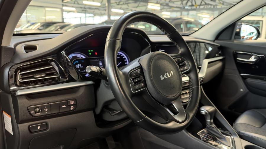 Grey Kia Niro 2021 in Riga, with an engine capacity of 1.60 L and mileage of 121 thousand km for 15900 €, photo 19 on AUTOMOTO.COM.LV