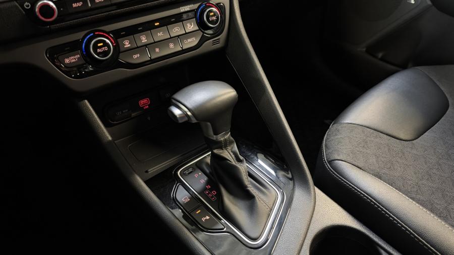 Grey Kia Niro 2021 in Riga, with an engine capacity of 1.60 L and mileage of 121 thousand km for 15900 €, photo 24 on AUTOMOTO.COM.LV