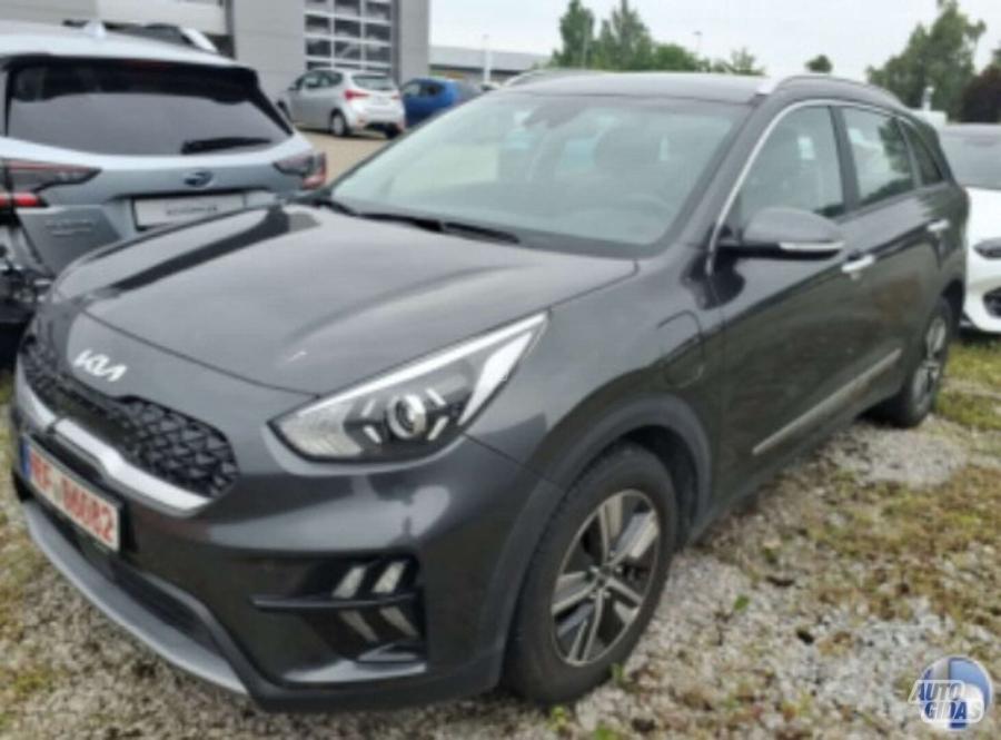 Grey Kia Niro 2022 in Kaunas, with an engine capacity of 1.60 L and mileage of 31 thousand km for 22266 €, photo 1 on AUTOMOTO.COM.LV