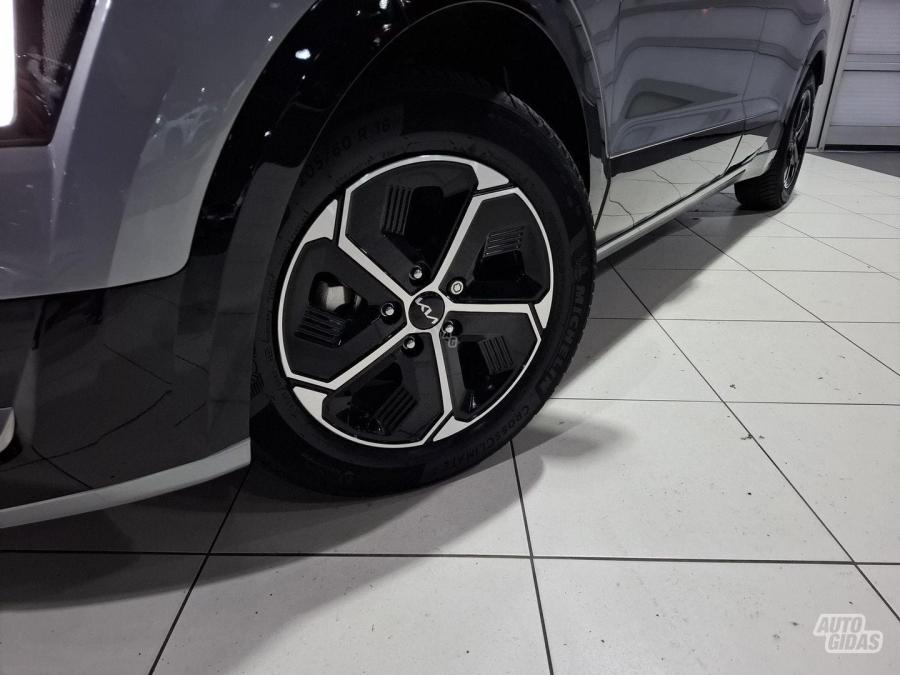 Grey Kia Niro 2022 in Kaunas, with an engine capacity of 1.60 L and mileage of 43 thousand km for 32984 €, photo 2 on AUTOMOTO.COM.LV