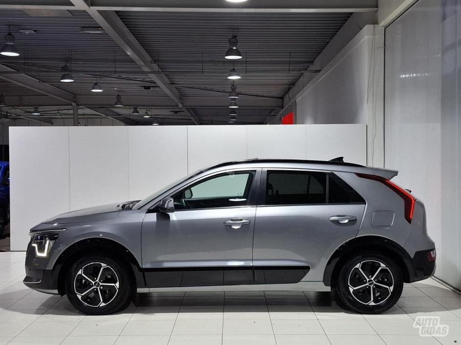 Grey Kia Niro 2022 in Kaunas, with an engine capacity of 1.60 L and mileage of 43 thousand km for 32984 €, photo 7 on AUTOMOTO.COM.LV