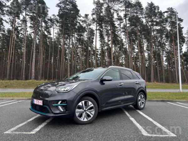 Grey Kia Niro 2022 in Riga, with an engine capacity of 0.00 L and mileage of 71 thousand km for 23200 €, photo 1 on AUTOMOTO.COM.LV