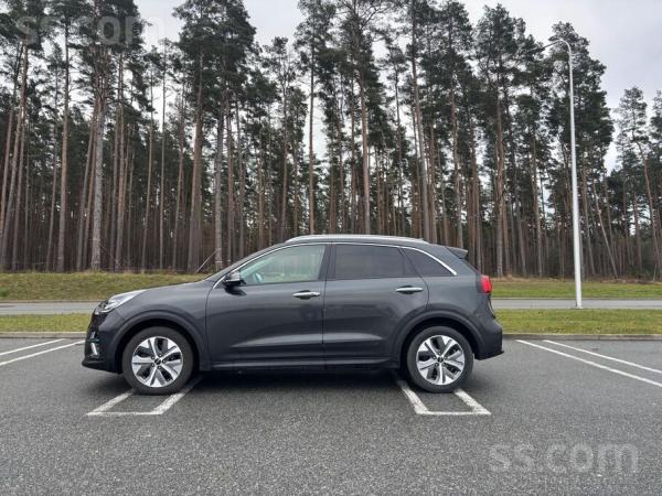 Grey Kia Niro 2022 in Riga, with an engine capacity of 0.00 L and mileage of 71 thousand km for 23200 €, photo 2 on AUTOMOTO.COM.LV