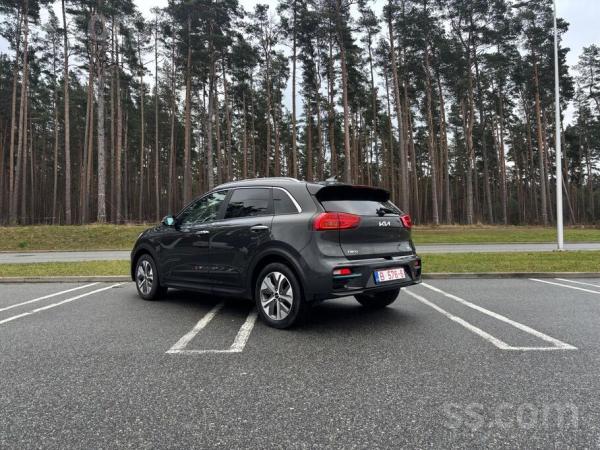 Grey Kia Niro 2022 in Riga, with an engine capacity of 0.00 L and mileage of 71 thousand km for 23200 €, photo 3 on AUTOMOTO.COM.LV