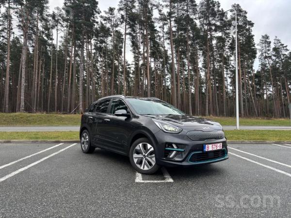 Grey Kia Niro 2022 in Riga, with an engine capacity of 0.00 L and mileage of 71 thousand km for 23200 €, photo 4 on AUTOMOTO.COM.LV