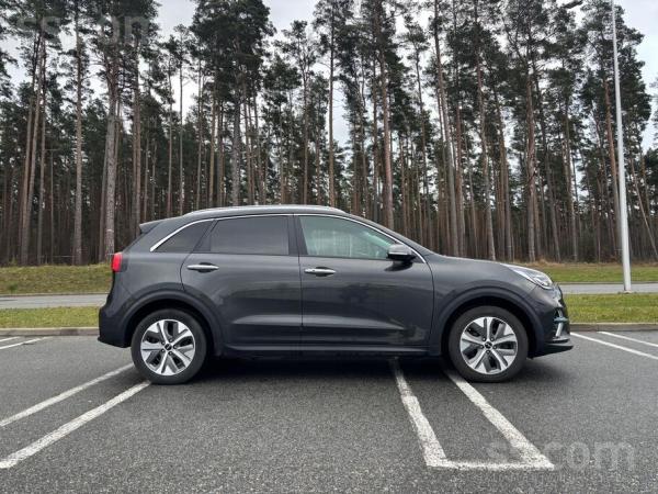 Grey Kia Niro 2022 in Riga, with an engine capacity of 0.00 L and mileage of 71 thousand km for 23200 €, photo 5 on AUTOMOTO.COM.LV