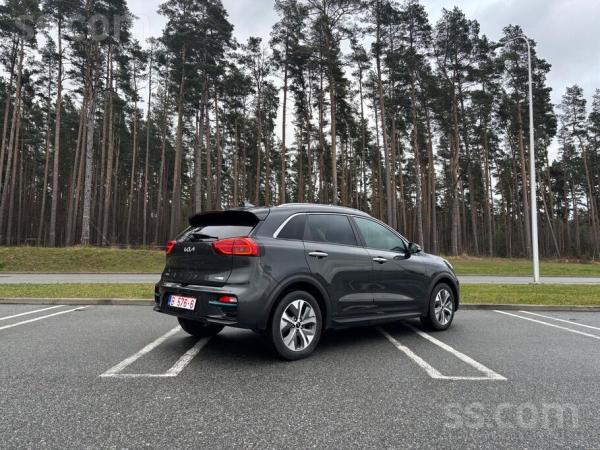 Grey Kia Niro 2022 in Riga, with an engine capacity of 0.00 L and mileage of 71 thousand km for 23200 €, photo 6 on AUTOMOTO.COM.LV