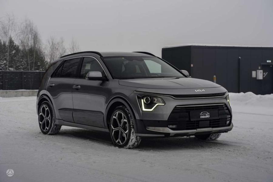 Grey Kia Niro 2022 in Vilnius, with an engine capacity of 1.58 L and mileage of 104 thousand km for 19950 €, photo 1 on AUTOMOTO.COM.LV
