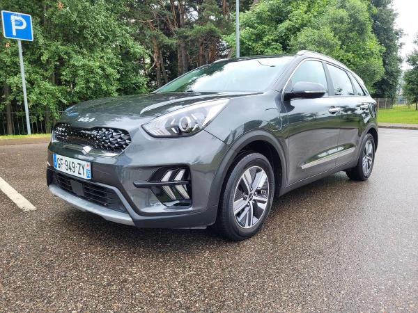 Grey Kia Niro 2022 in Vilnius, with an engine capacity of 1.58 L and mileage of 113 thousand km for 15999 €, photo 1 on AUTOMOTO.COM.LV