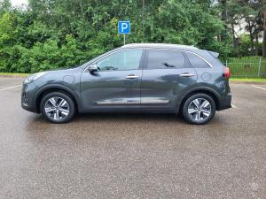 Grey Kia Niro 2022 in Vilnius, with an engine capacity of 1.58 L and mileage of 113 thousand km for 15999 €, photo 4 on AUTOMOTO.COM.LV