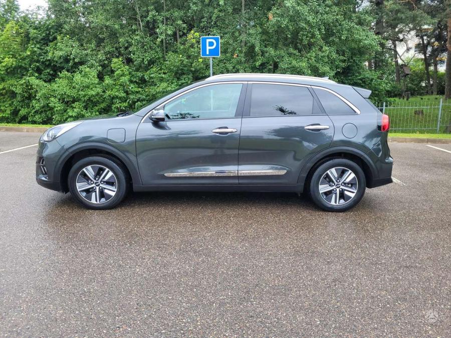 Grey Kia Niro 2022 in Vilnius, with an engine capacity of 1.58 L and mileage of 113 thousand km for 15999 €, photo 4 on AUTOMOTO.COM.LV