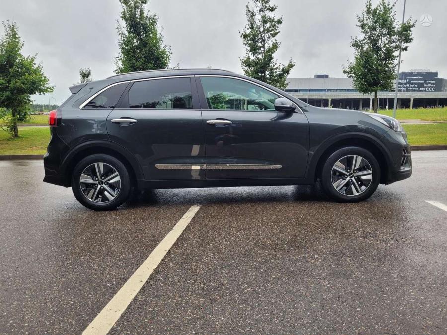 Grey Kia Niro 2022 in Vilnius, with an engine capacity of 1.58 L and mileage of 113 thousand km for 15999 €, photo 10 on AUTOMOTO.COM.LV