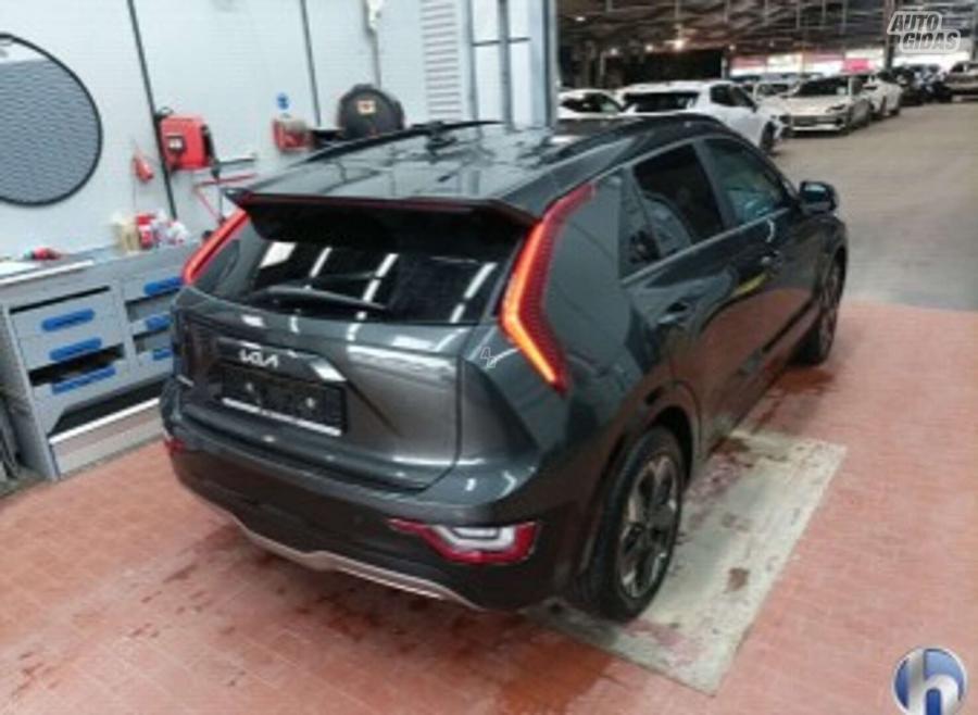 Grey Kia Niro 2023 in Kaunas, with an engine capacity of 0.00 L and mileage of 20 thousand km for 28477 €, photo 3 on AUTOMOTO.COM.LV