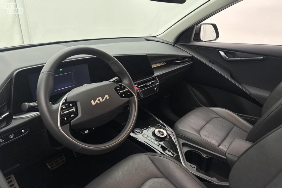 Grey Kia Niro 2023 in Kaunas, with an engine capacity of 0.00 L and mileage of 39 thousand km for 33789 €, photo 2 on AUTOMOTO.COM.LV