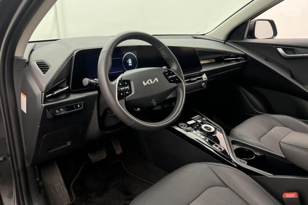 Grey Kia Niro 2023 in Kaunas, with an engine capacity of 0.00 L and mileage of 24 thousand km for 32245 €, photo 10 on AUTOMOTO.COM.LV