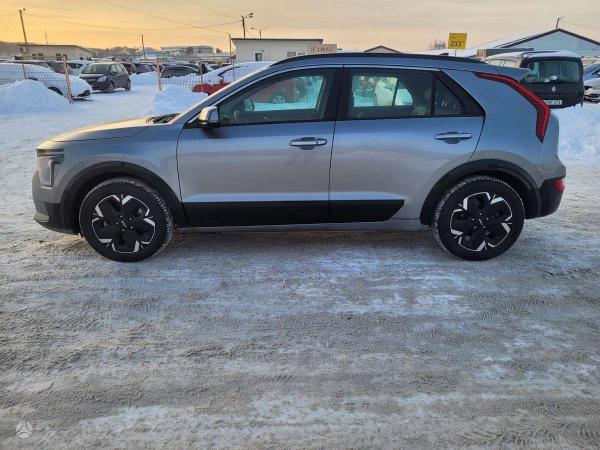 Grey Kia Niro 2023 in Vilnius, with an engine capacity of 0.00 L and mileage of 90 thousand km for 21000 €, photo 3 on AUTOMOTO.COM.LV